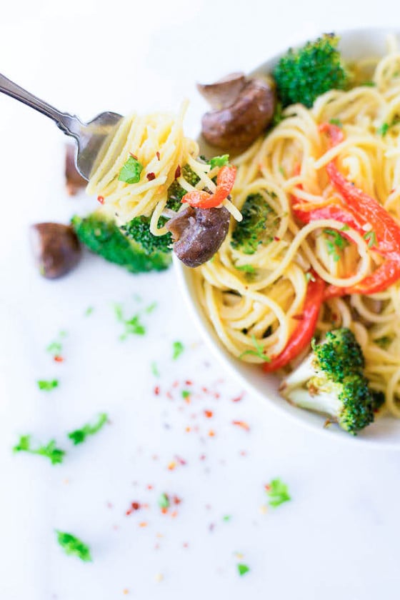 Creamy Lemon Hummus Pasta with Vegetables - Fooduzzi