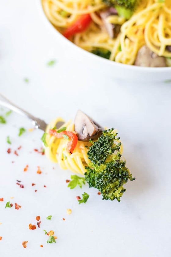 Creamy Lemon Hummus Pasta with Vegetables - Fooduzzi